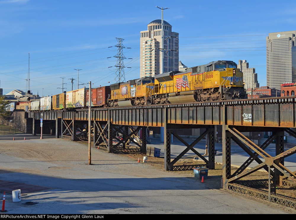 UP 8666 leads a manifest over S. 7th St. as it climbs up the lead to the MacArthur bridge